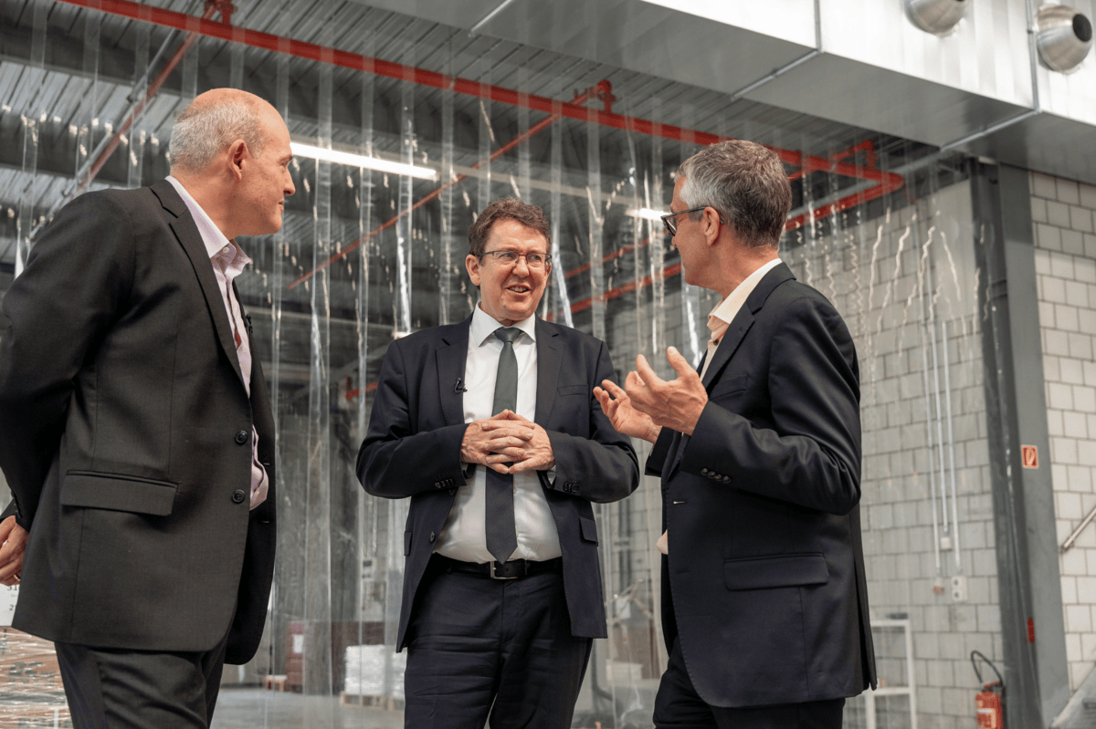 Bundesrat Albert Rösti besucht die neue Produktion der 3S in Worb